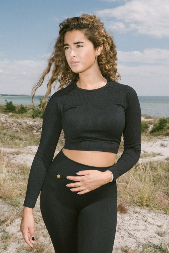 Pomme Elsa Seamless Crop Top, Black | Amiko & Friends